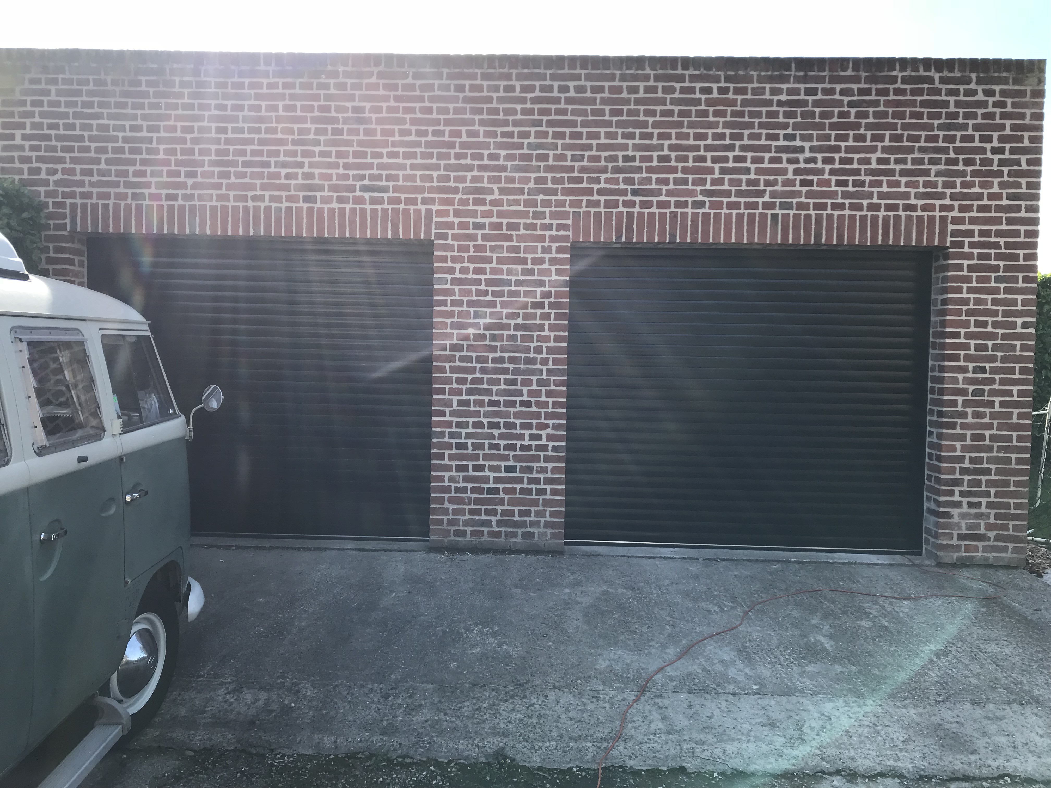 Très belle réalisation. Porte de garage à enroulement noir Ral 9005.
